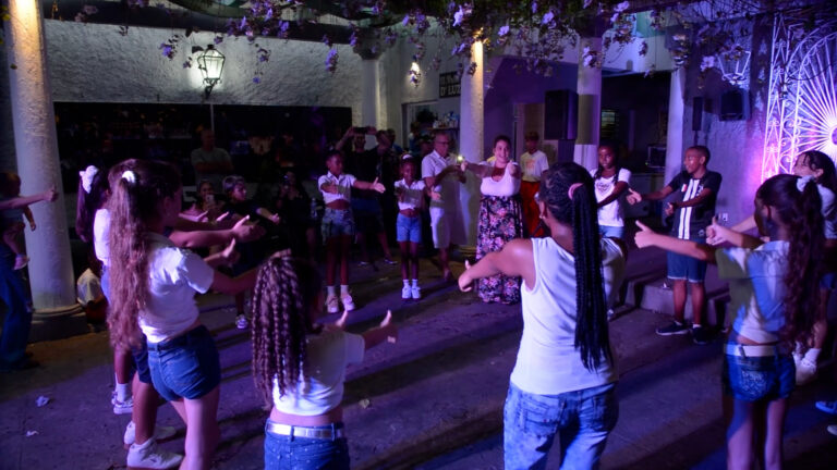 Verano AHS: "Lo mejor eres tú, a nuestro estilo y con flow"